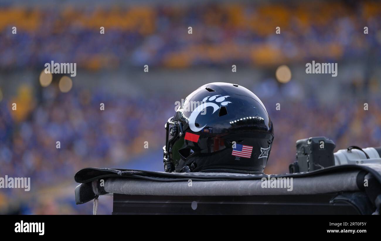 Pittsburgh panthers helmet hi-res stock photography and images - Alamy