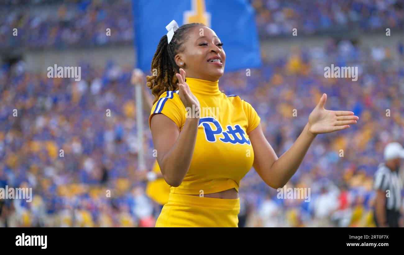 Pittsburgh panthers cheerleaders hi-res stock photography and images ...