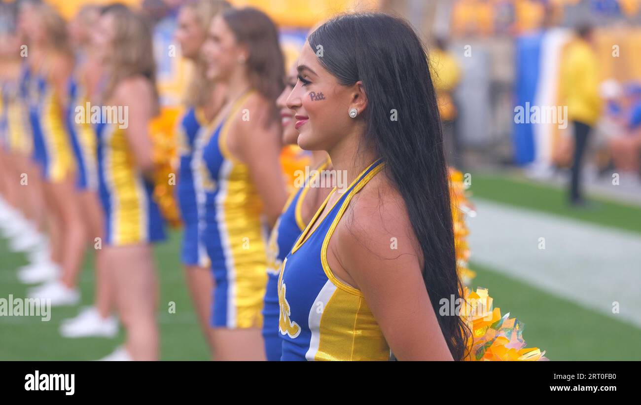 Pittsburgh panthers cheerleaders hi-res stock photography and images ...