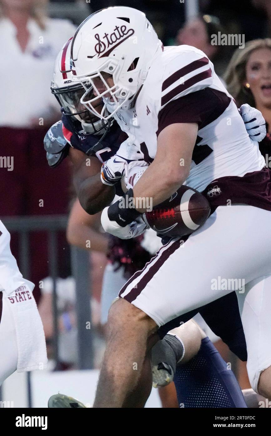 Mississippi State linebacker Jett Johnson (44) holds on to an ...