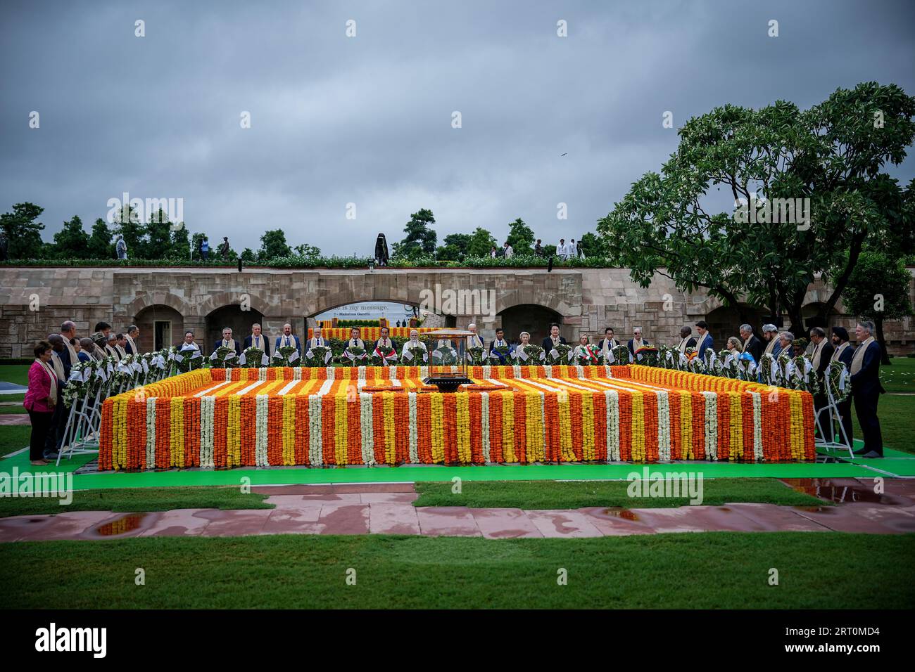 Neu Delhi, India. 10th Sep, 2023. Heads of state and government stand ...