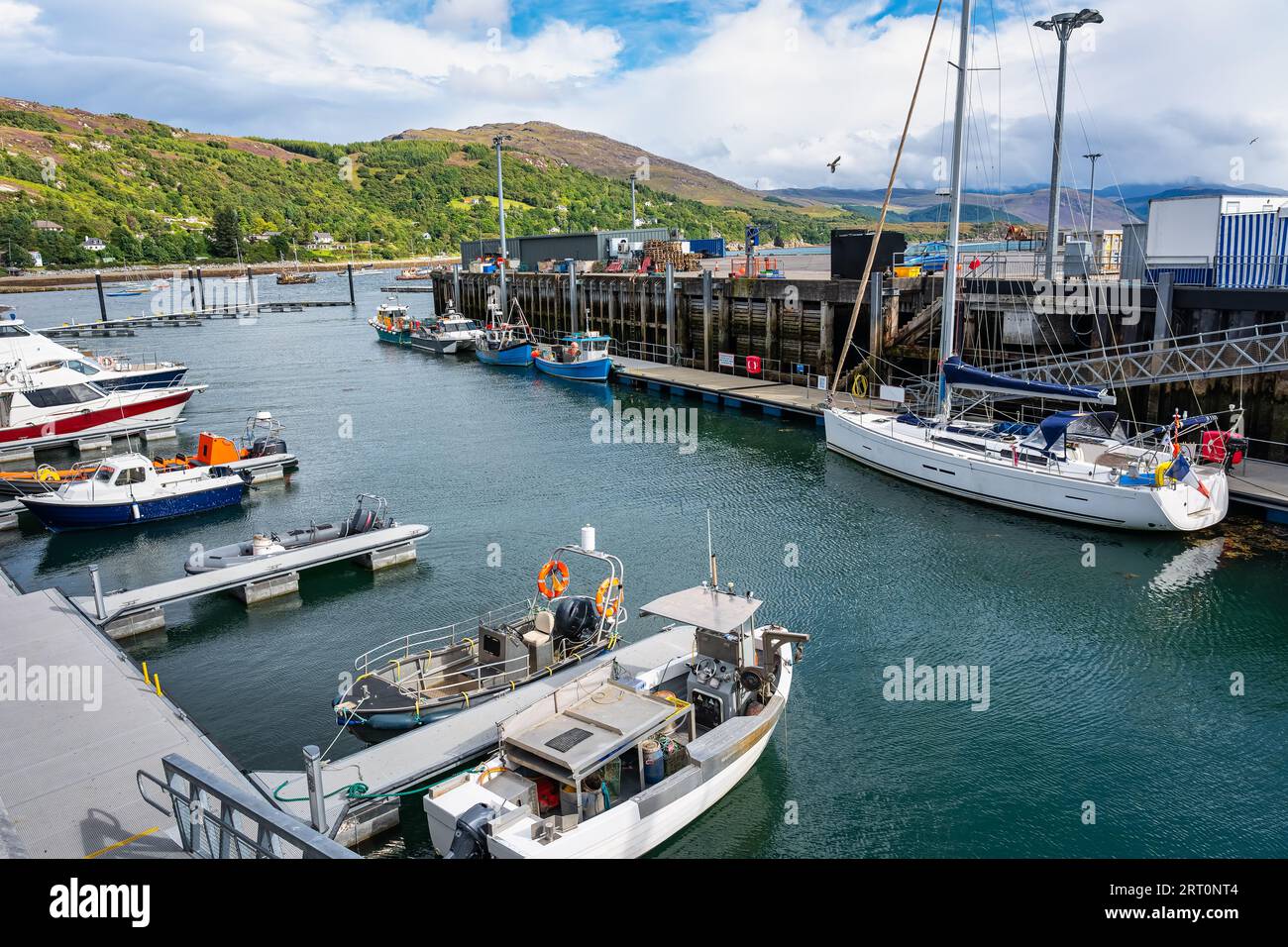 Boats docked in the port of the tourist town of Ullapool in Scotland ...