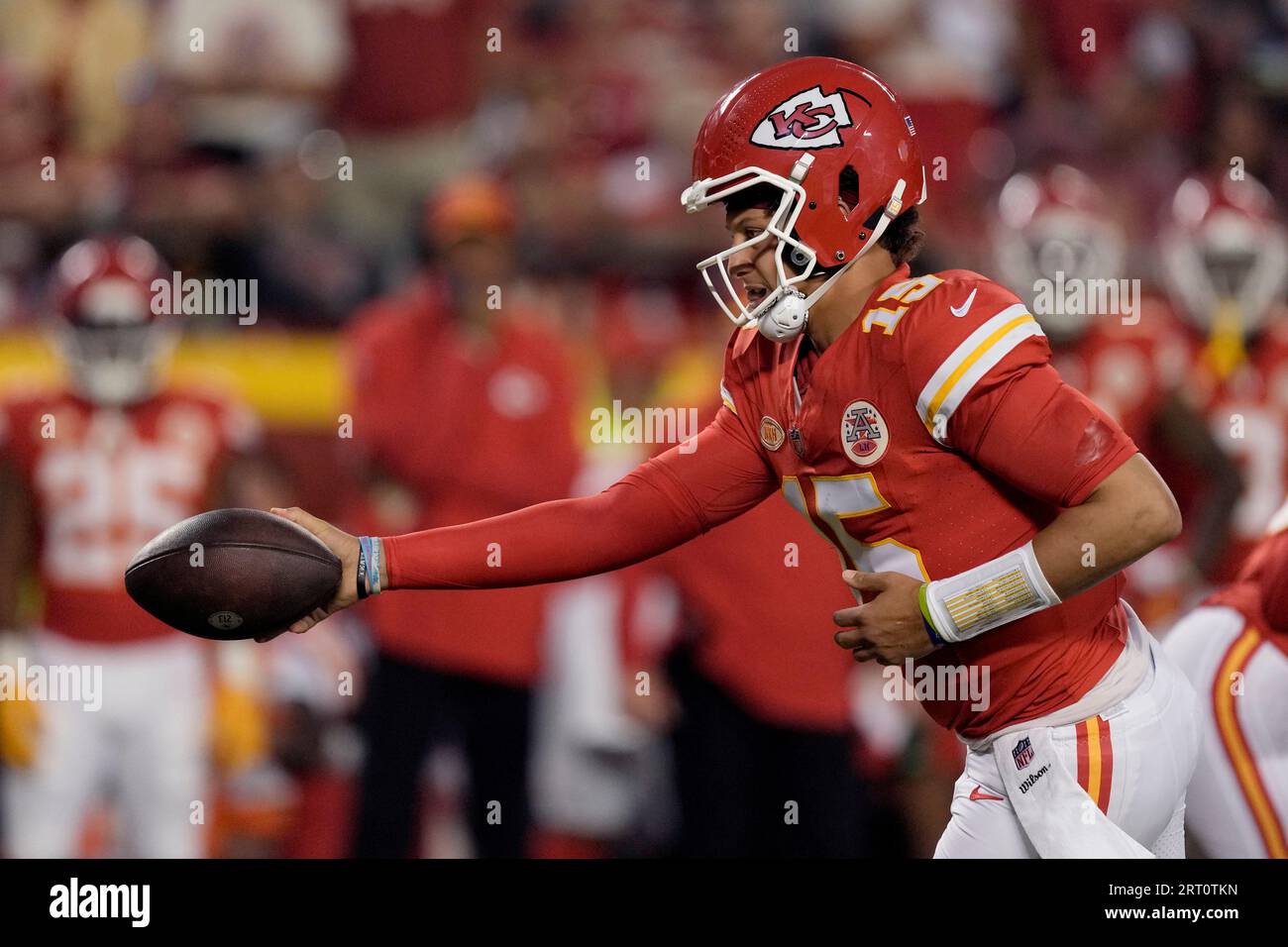 Kansas City Chiefs quarterback Patrick Mahomes hands off the ball ...