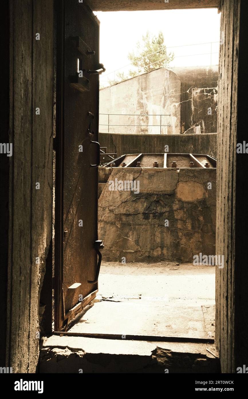 Bunker door hi-res stock photography and images - Alamy