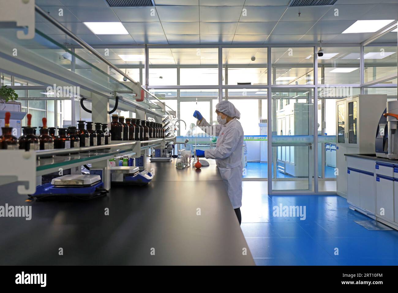 Laboratory staff hi-res stock photography and images - Alamy