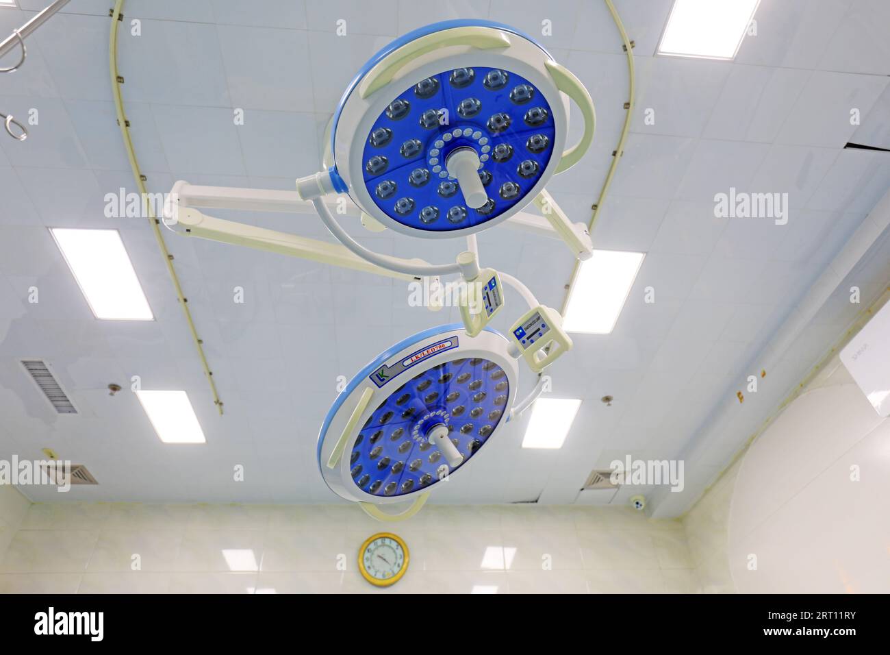 Operating room lights hi-res stock photography and images - Alamy