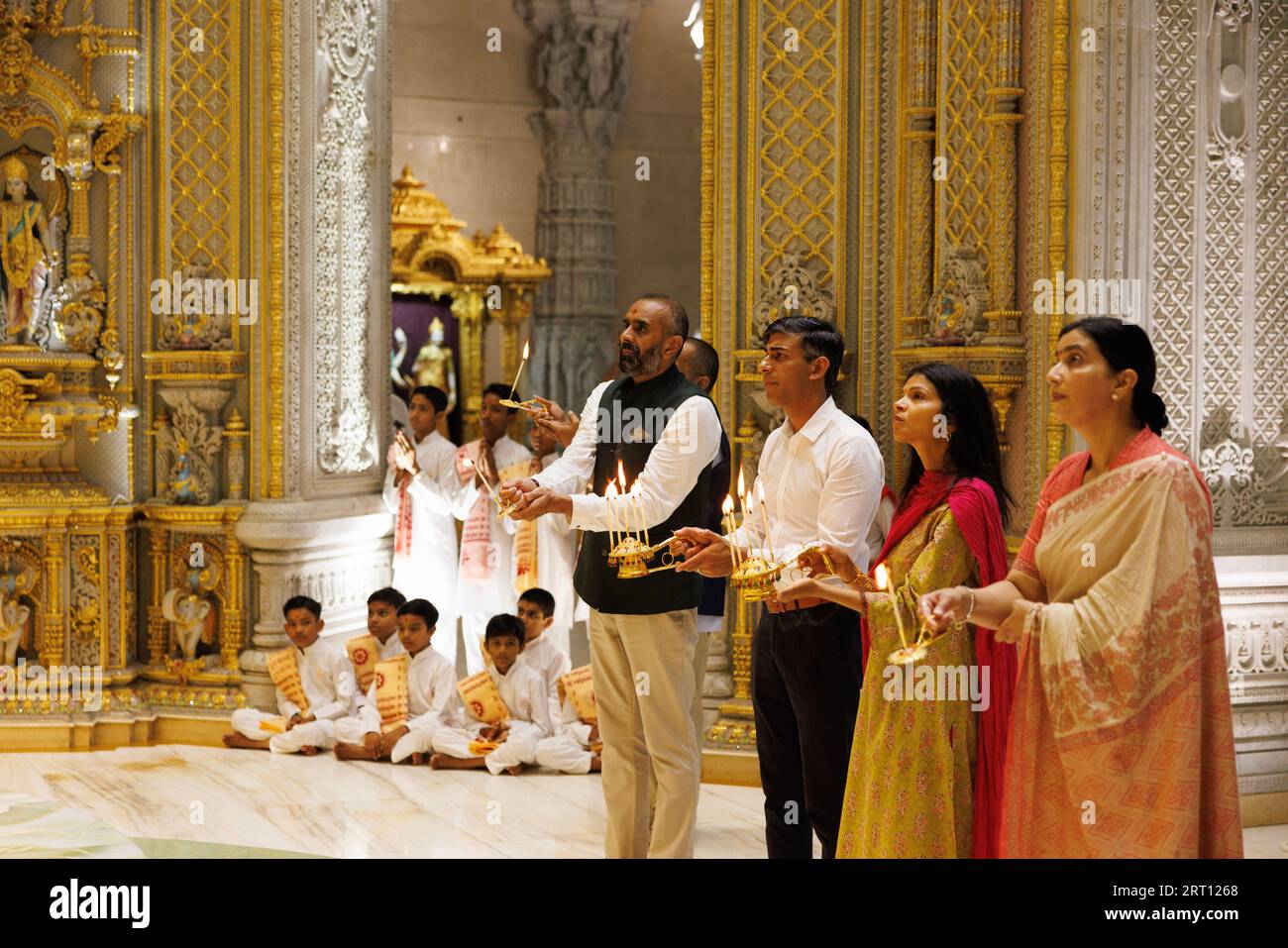Prime Minister Rishi Sunak and his wife Akshata Murty offer prayers ...