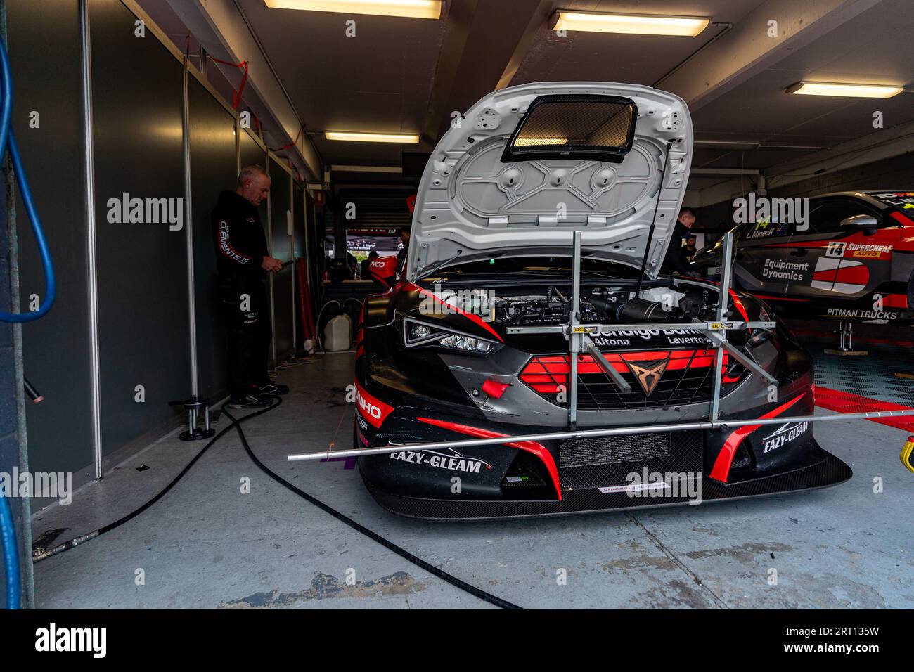 Sandown racetrack hi-res stock photography and images - Alamy