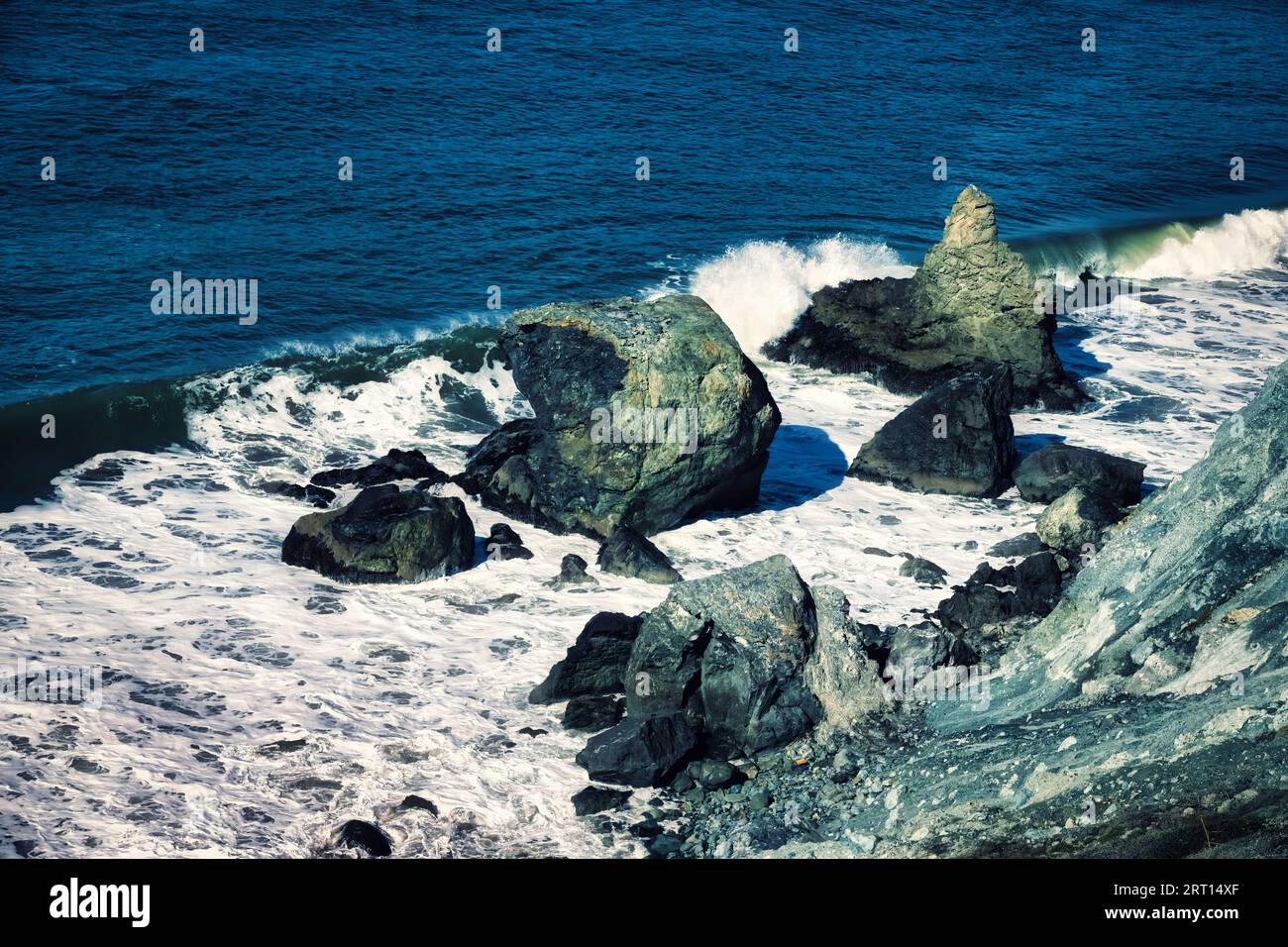 Waves crashing on rugged rock hi-res stock photography and images - Alamy
