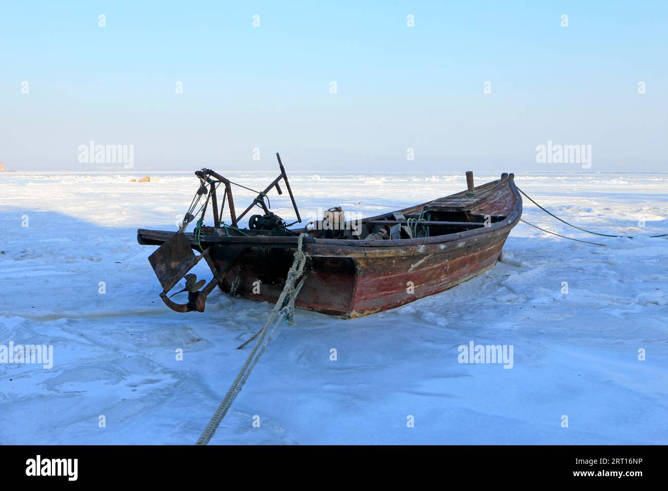 Boats in ice hi-res stock photography and images - Alamy