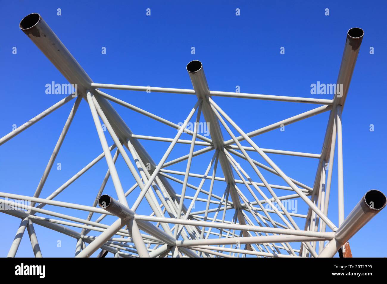 Steel tube truss under blue sky Stock Photo - Alamy