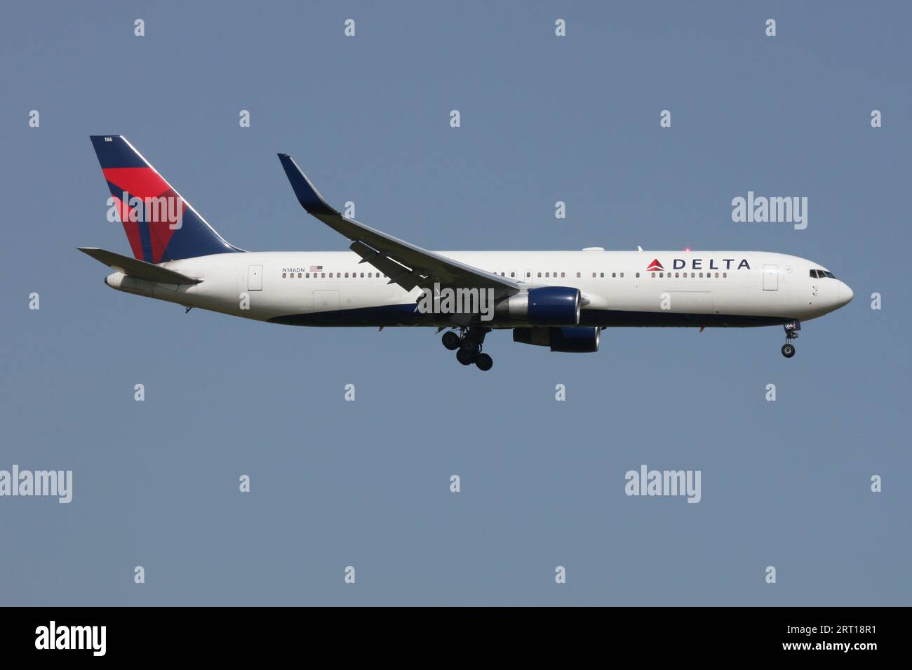 A Boeing 767-300 of Delta Airlines approaching London Gatwick Airport ...