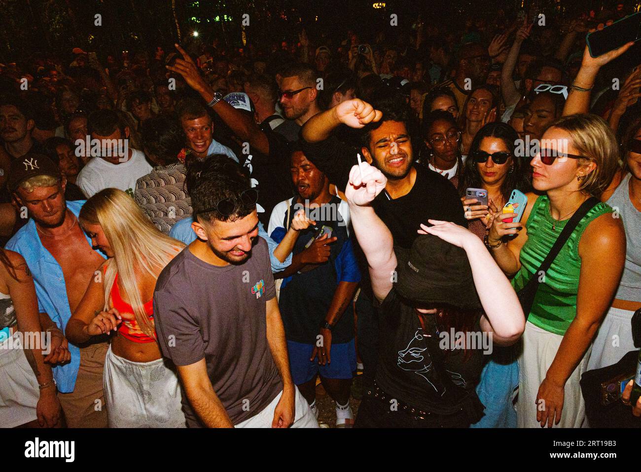 London Dj Duo, Joy Anonymous, hosted a spontaneous set outside Tate ...