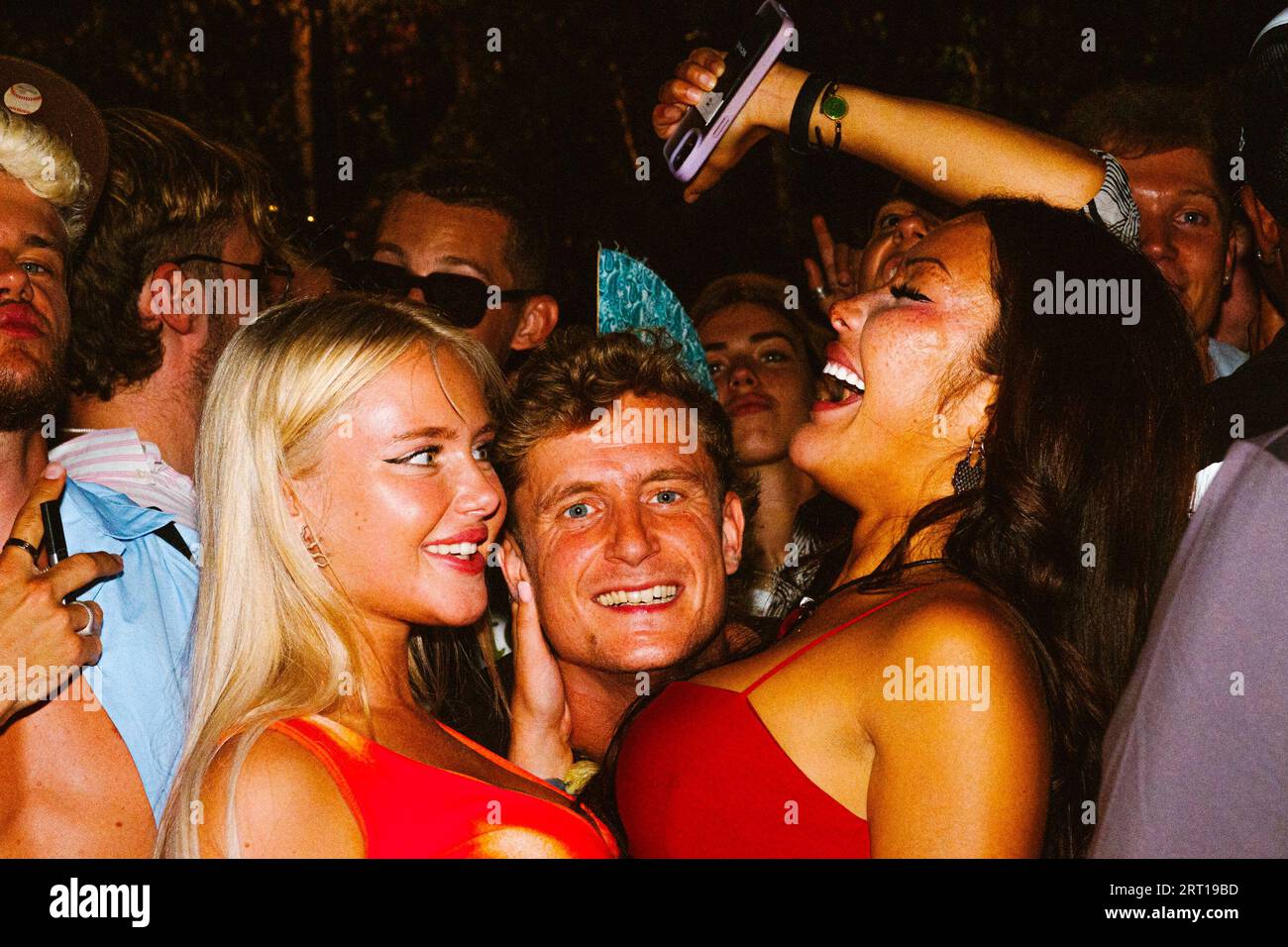 London Dj Duo, Joy Anonymous, hosted a spontaneous set outside Tate ...