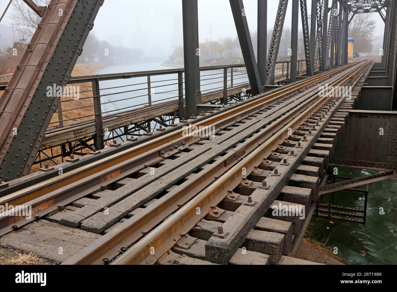 Bridge features hi-res stock photography and images - Alamy