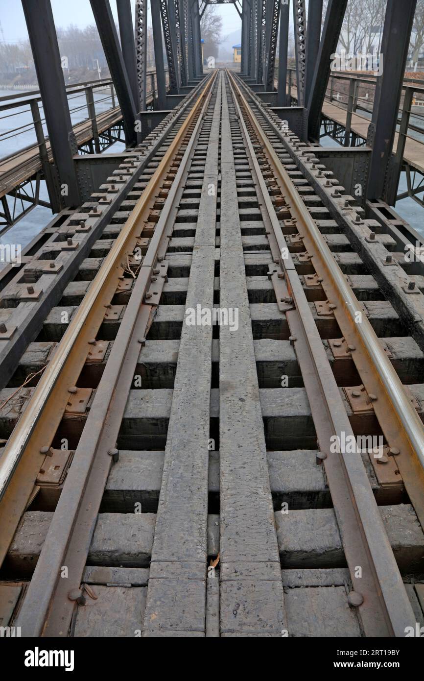 Bridge features hi-res stock photography and images - Alamy