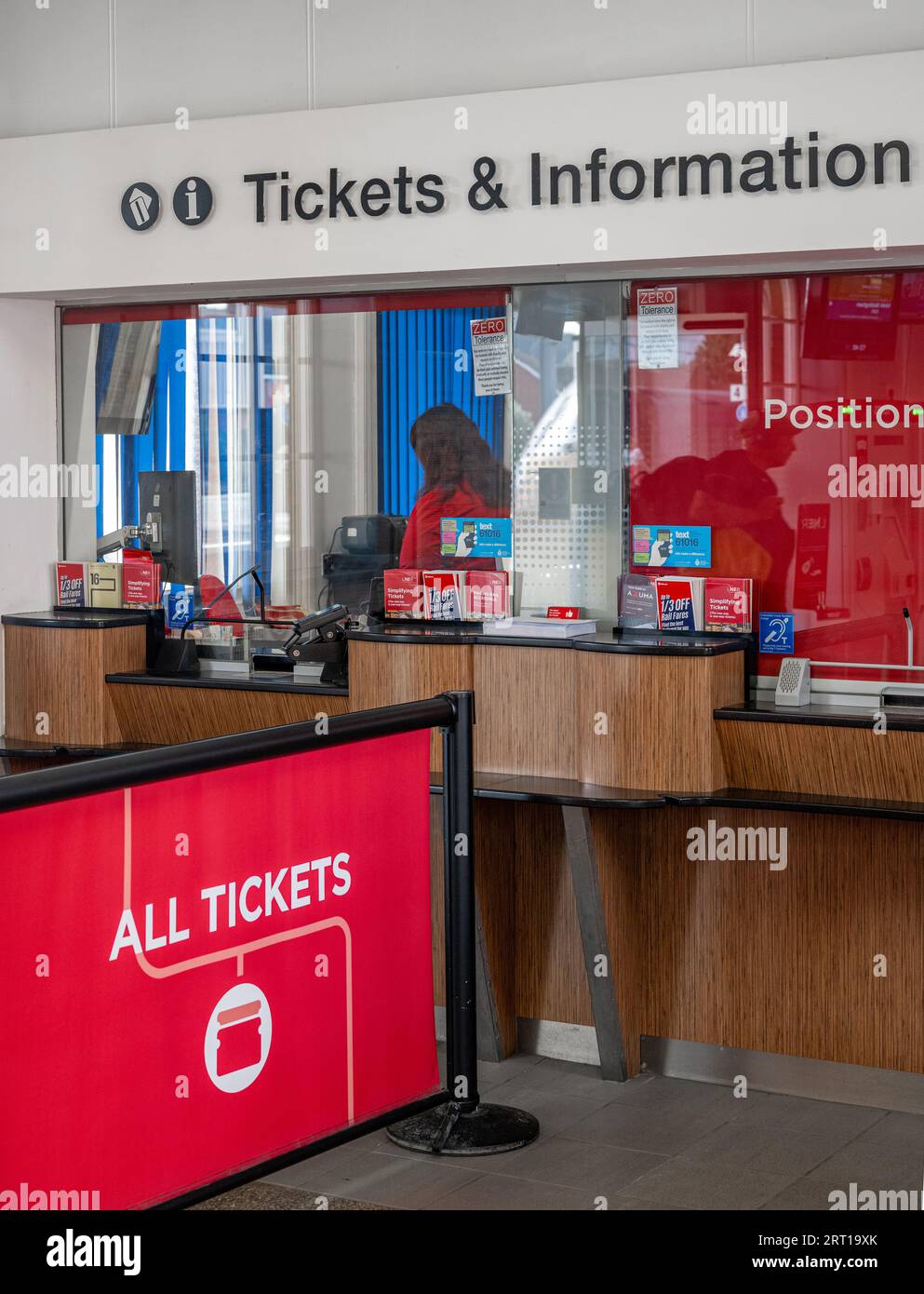 Customer advisory service hi-res stock photography and images - Alamy