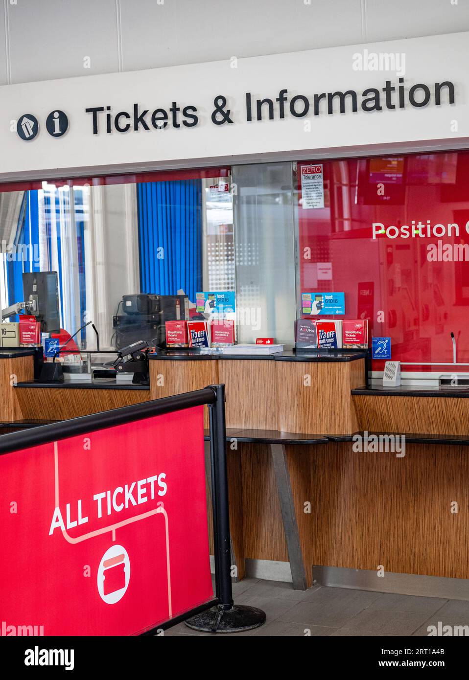 Customer services centre hi-res stock photography and images - Alamy