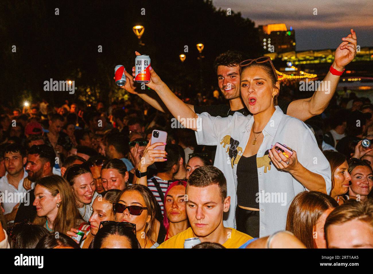 London Dj Duo, Joy Anonymous, hosted a spontaneous set outside Tate ...
