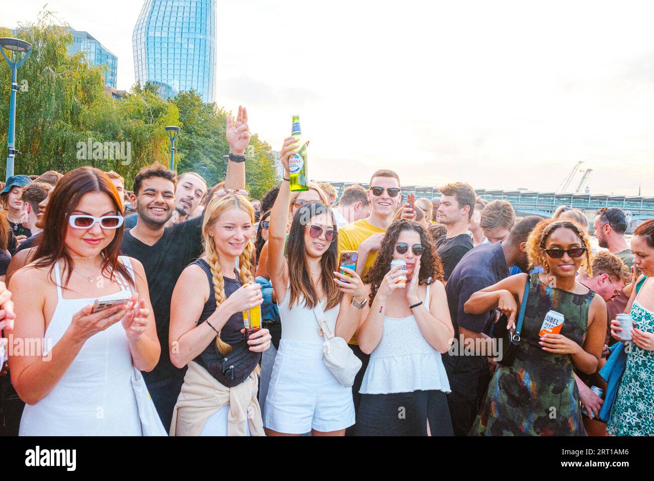 London Dj Duo, Joy Anonymous, hosted a spontaneous set outside Tate ...