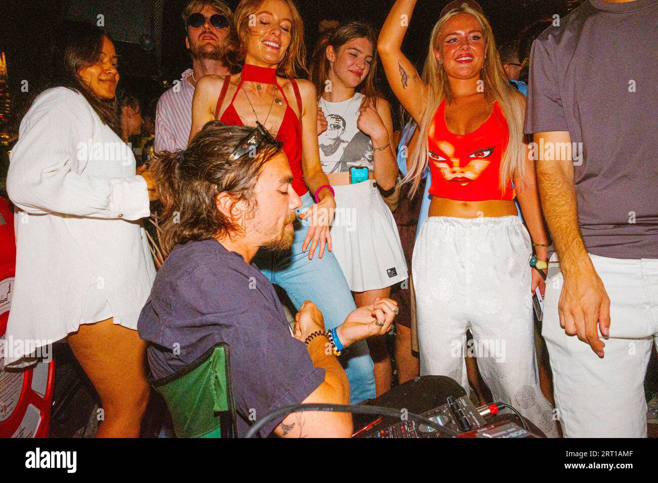 London Dj Duo, Joy Anonymous, hosted a spontaneous set outside Tate ...