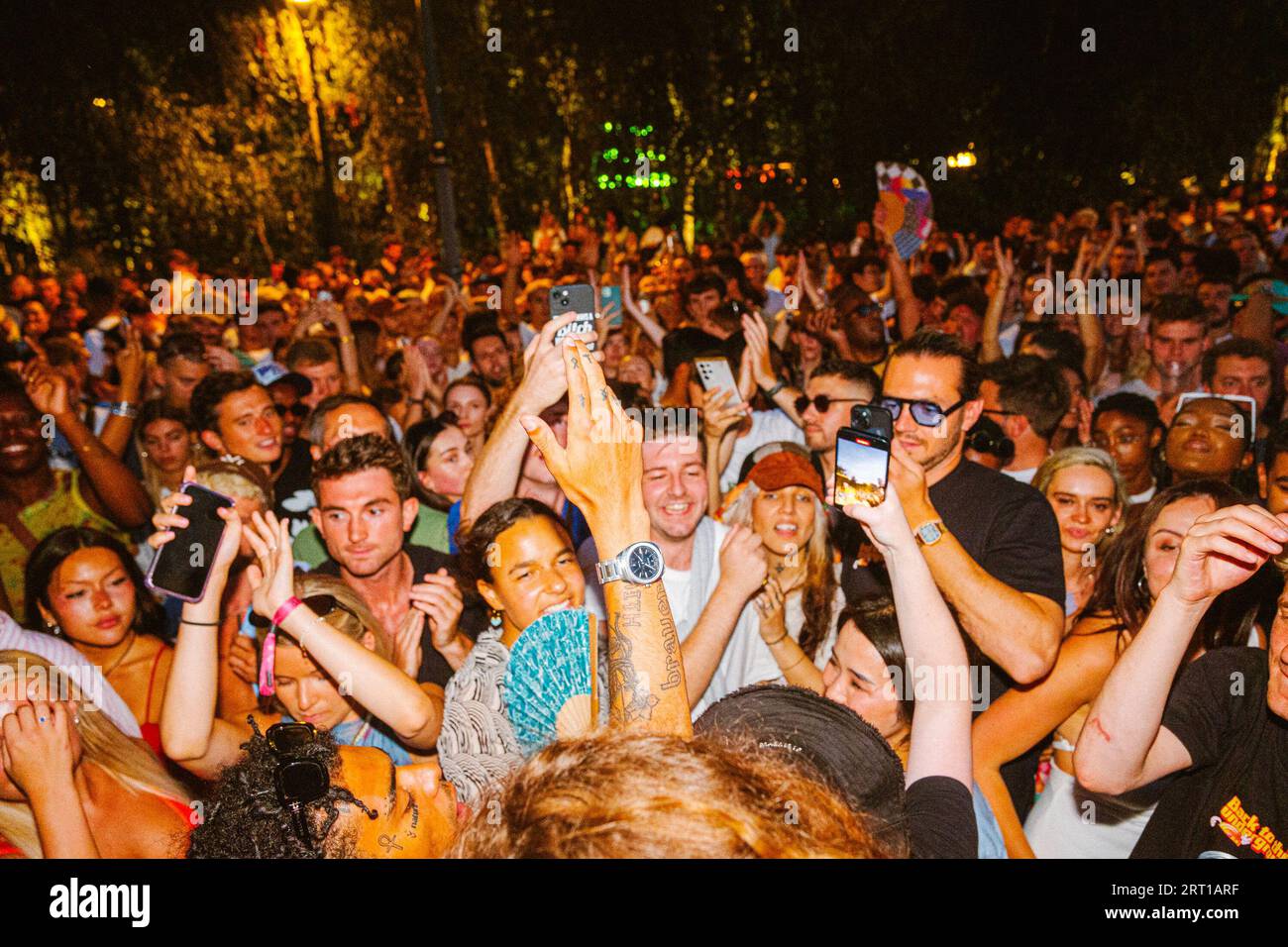 London Dj Duo, Joy Anonymous, hosted a spontaneous set outside Tate ...