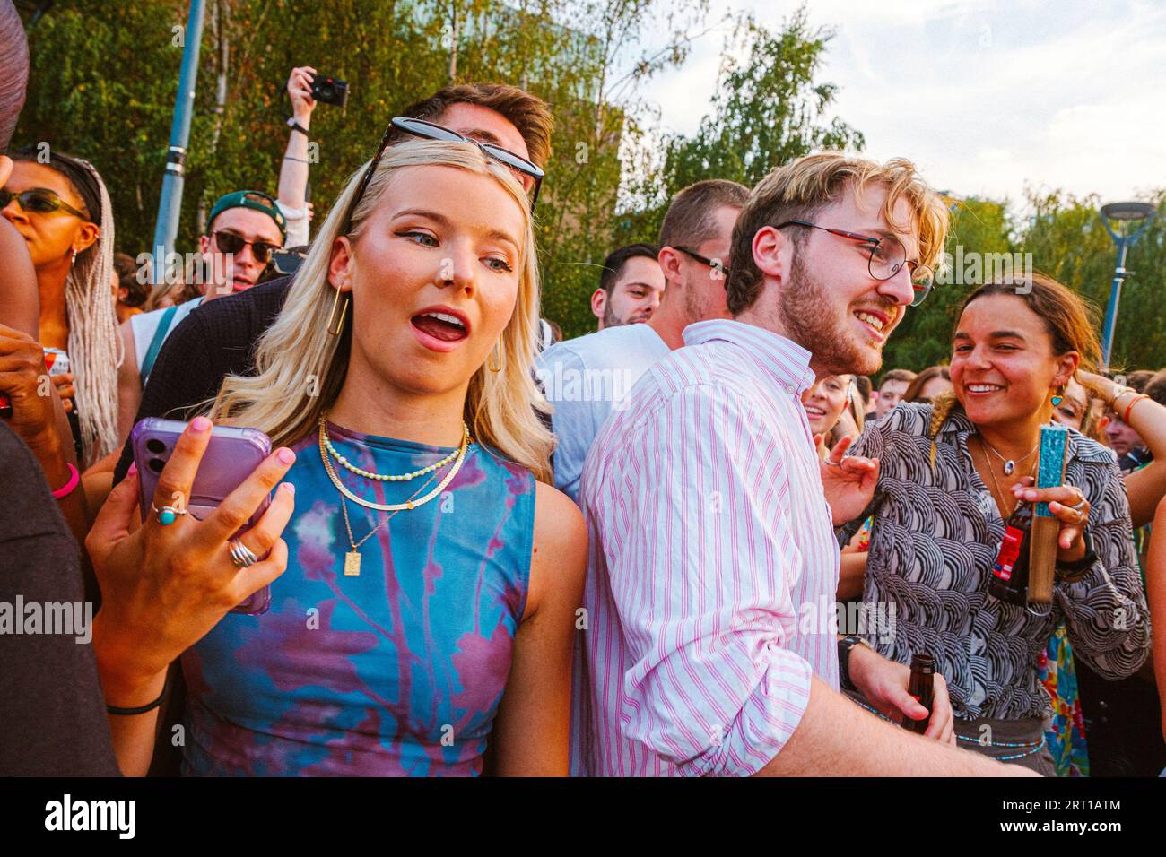 London Dj Duo, Joy Anonymous, hosted a spontaneous set outside Tate ...