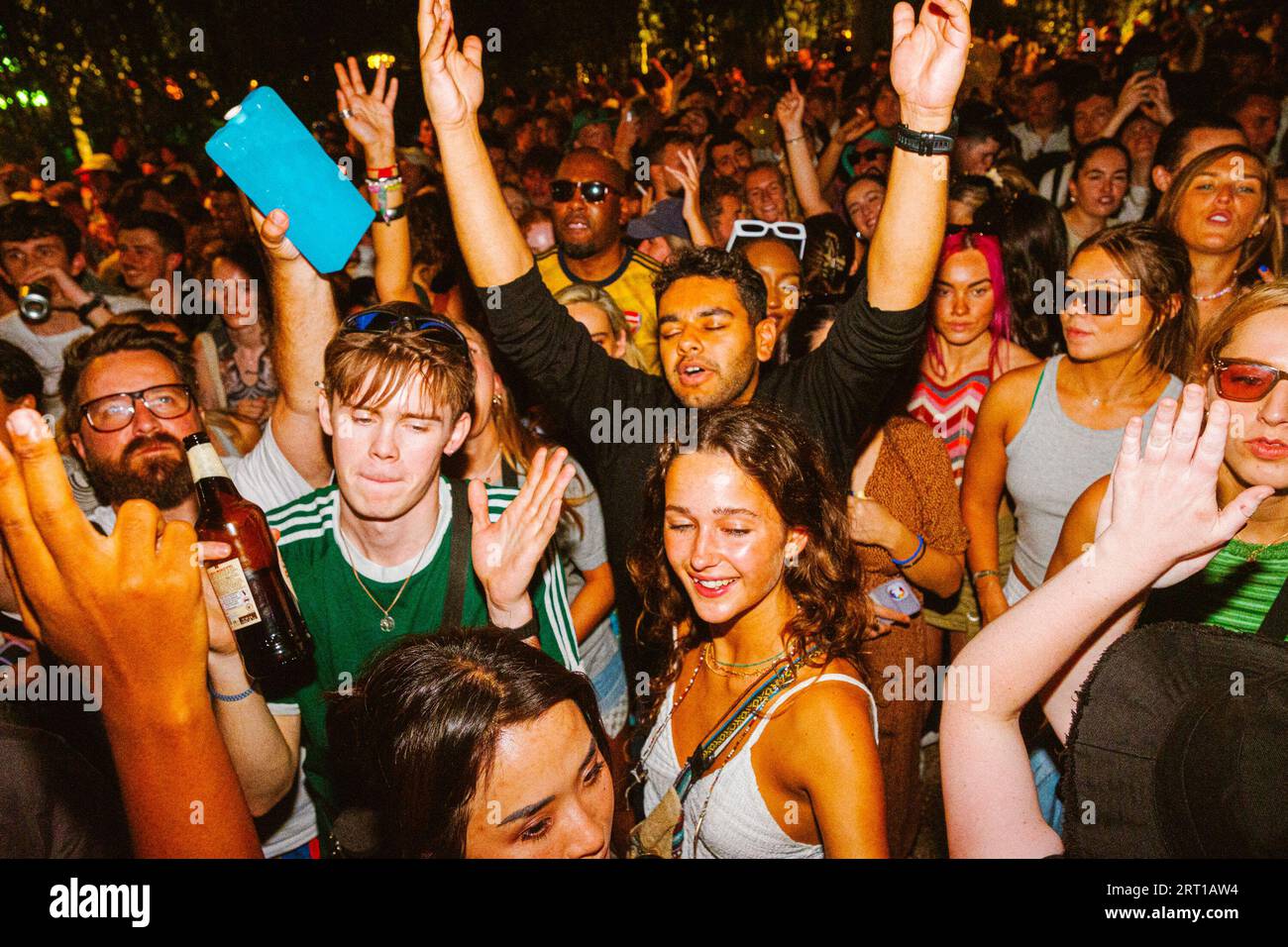 London Dj Duo, Joy Anonymous, hosted a spontaneous set outside Tate ...