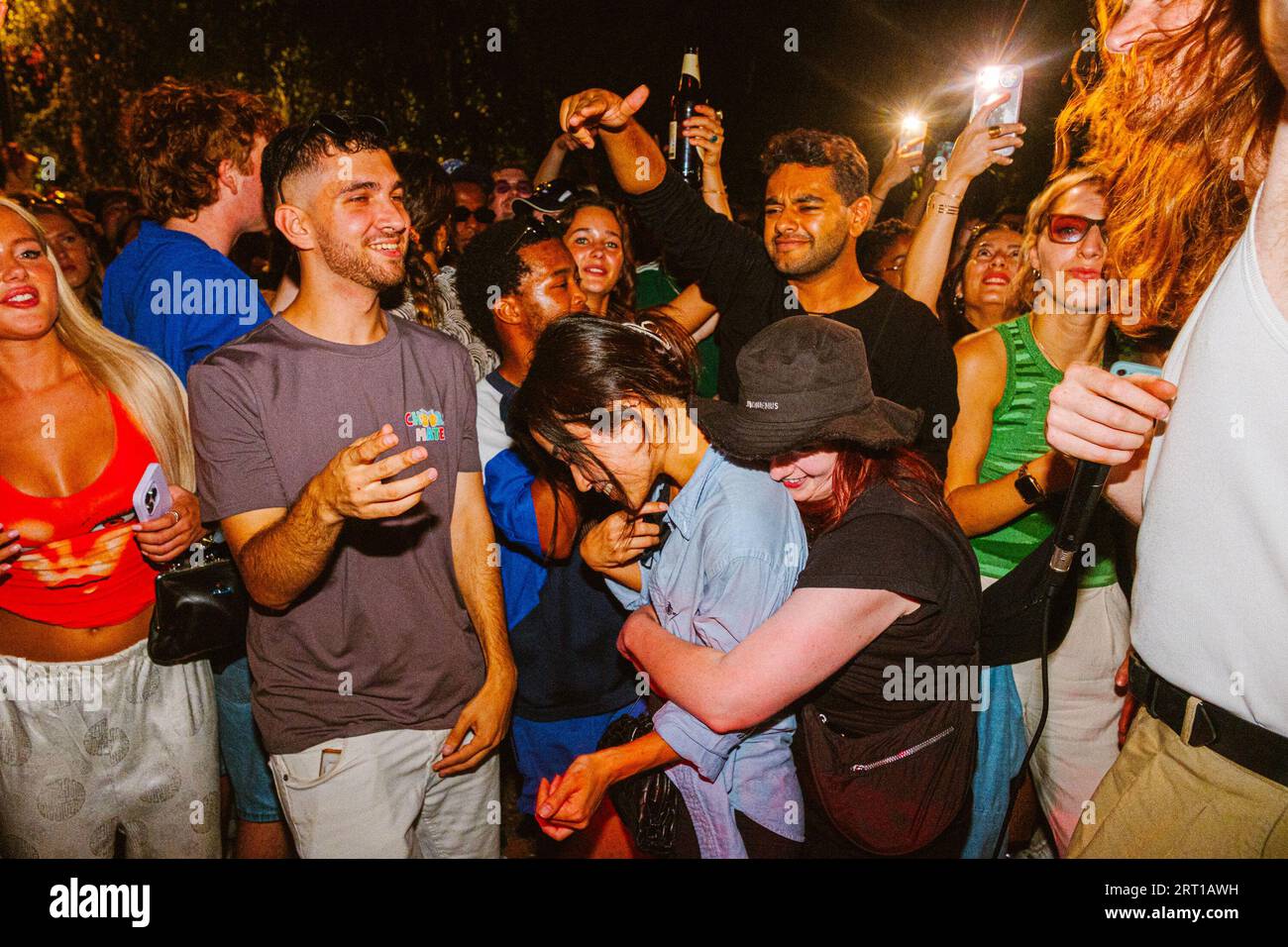London Dj Duo, Joy Anonymous, hosted a spontaneous set outside Tate ...