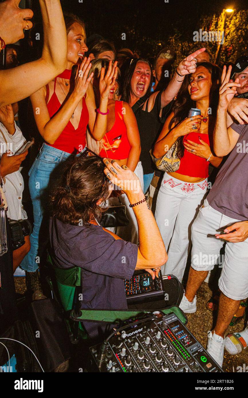 London Dj Duo, Joy Anonymous, hosted a spontaneous set outside Tate ...