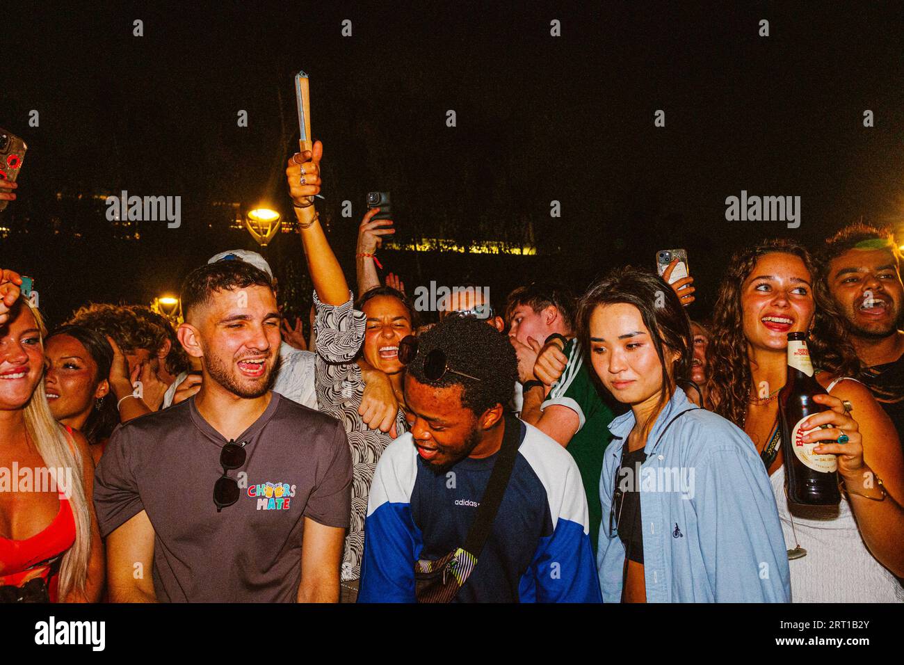 London Dj Duo, Joy Anonymous, hosted a spontaneous set outside Tate ...