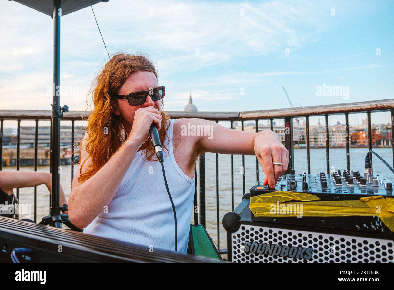 London Dj Duo, Joy Anonymous, hosted a spontaneous set outside Tate ...