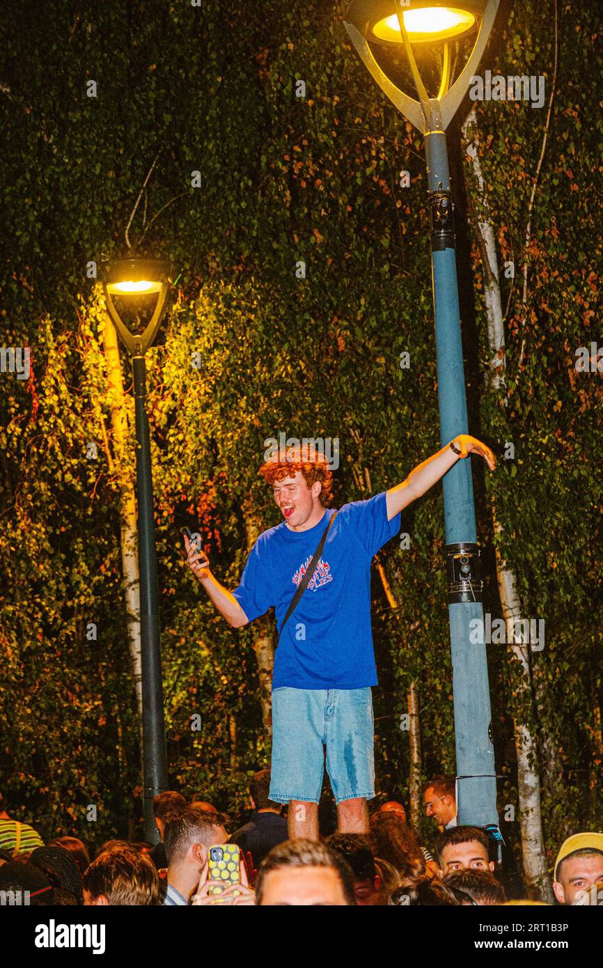 London Dj Duo, Joy Anonymous, hosted a spontaneous set outside Tate ...