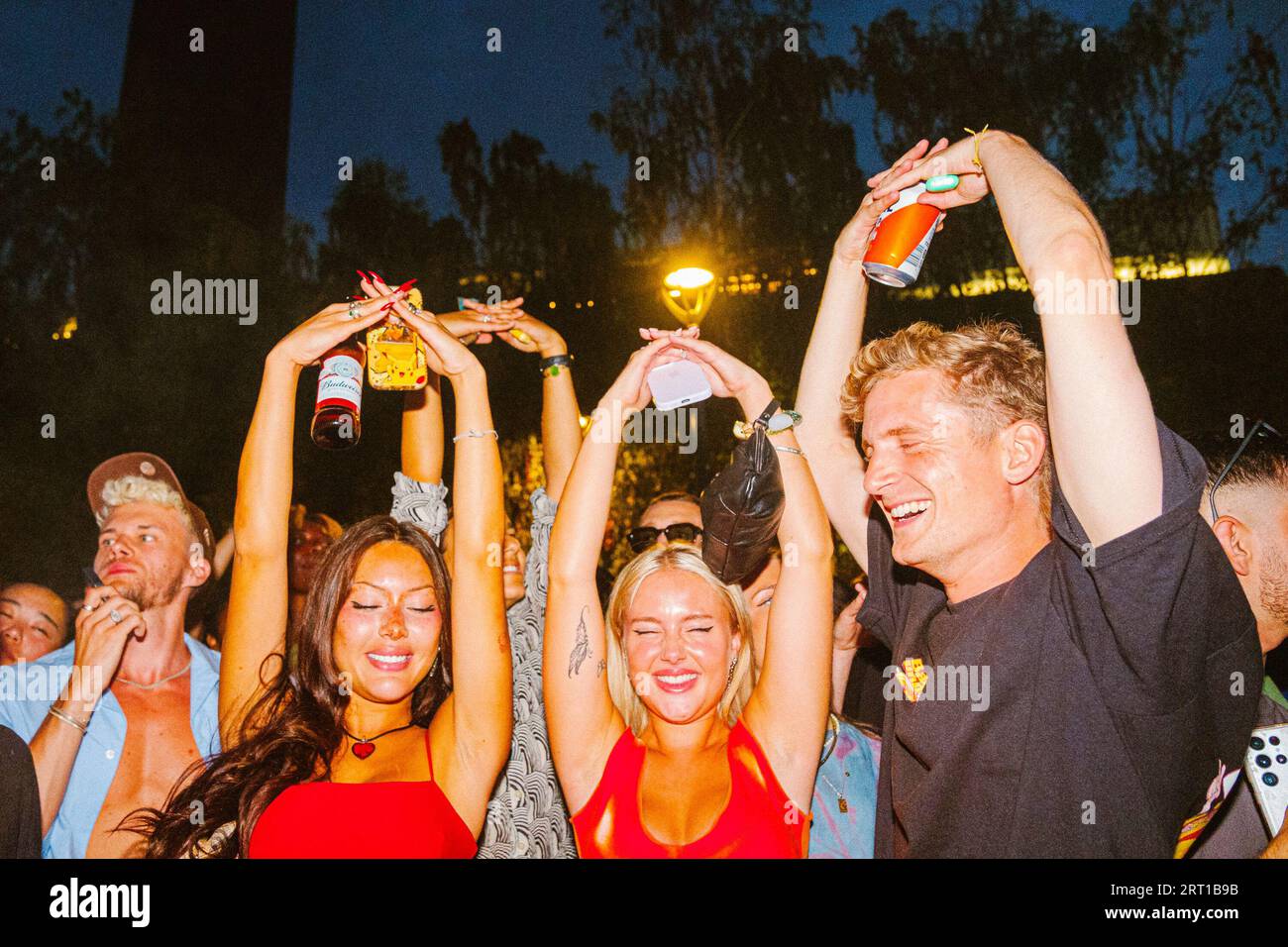 London Dj Duo, Joy Anonymous, hosted a spontaneous set outside Tate ...