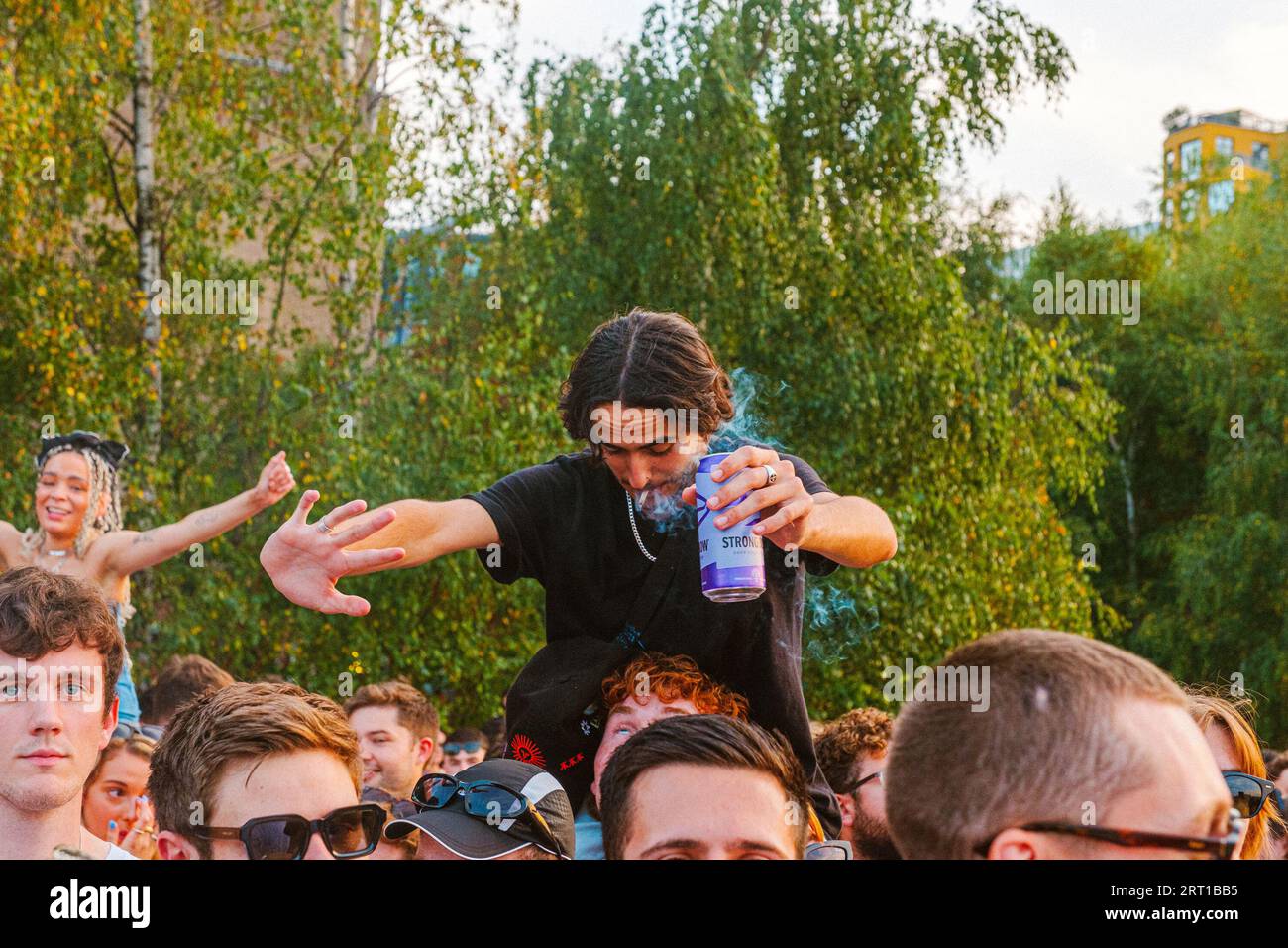 London Dj Duo, Joy Anonymous, hosted a spontaneous set outside Tate ...
