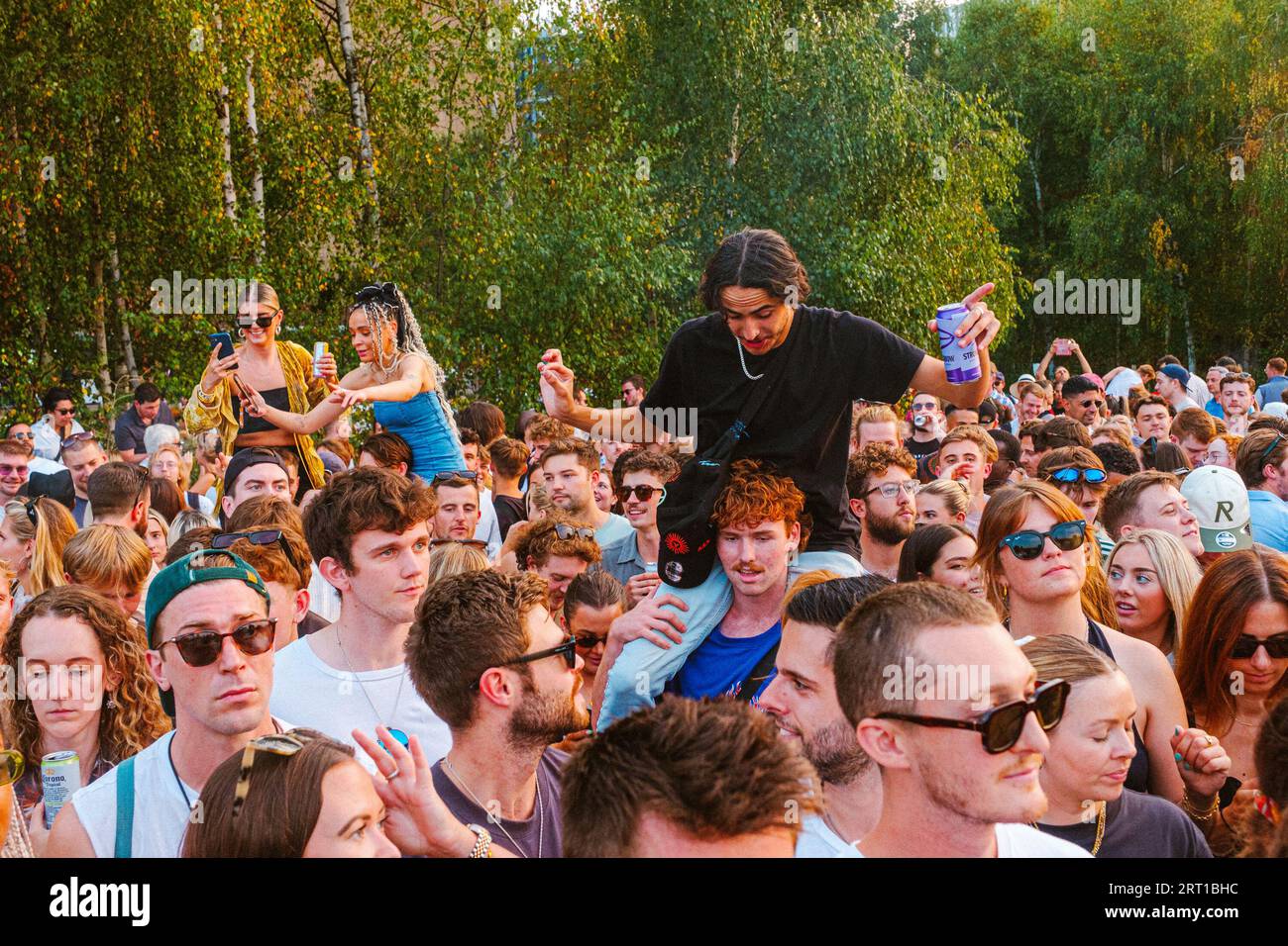 London Dj Duo, Joy Anonymous, hosted a spontaneous set outside Tate ...