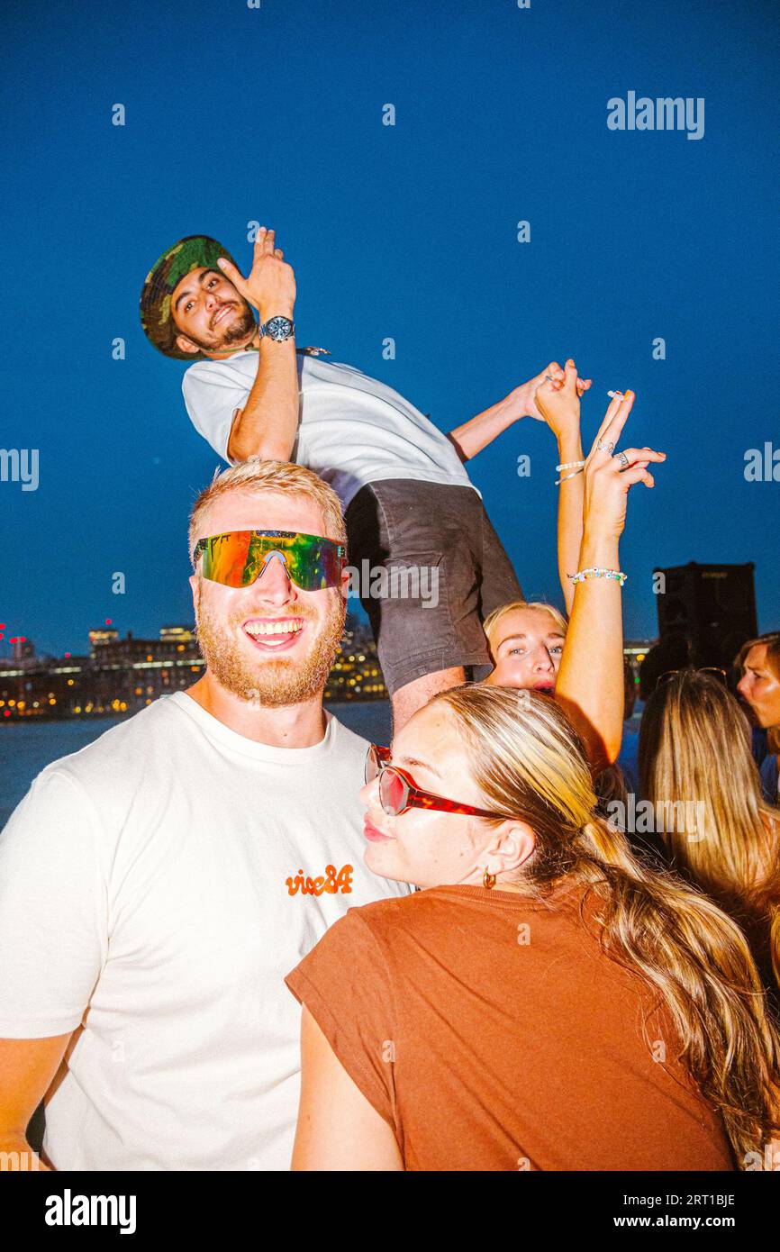 London Dj Duo, Joy Anonymous, hosted a spontaneous set outside Tate ...