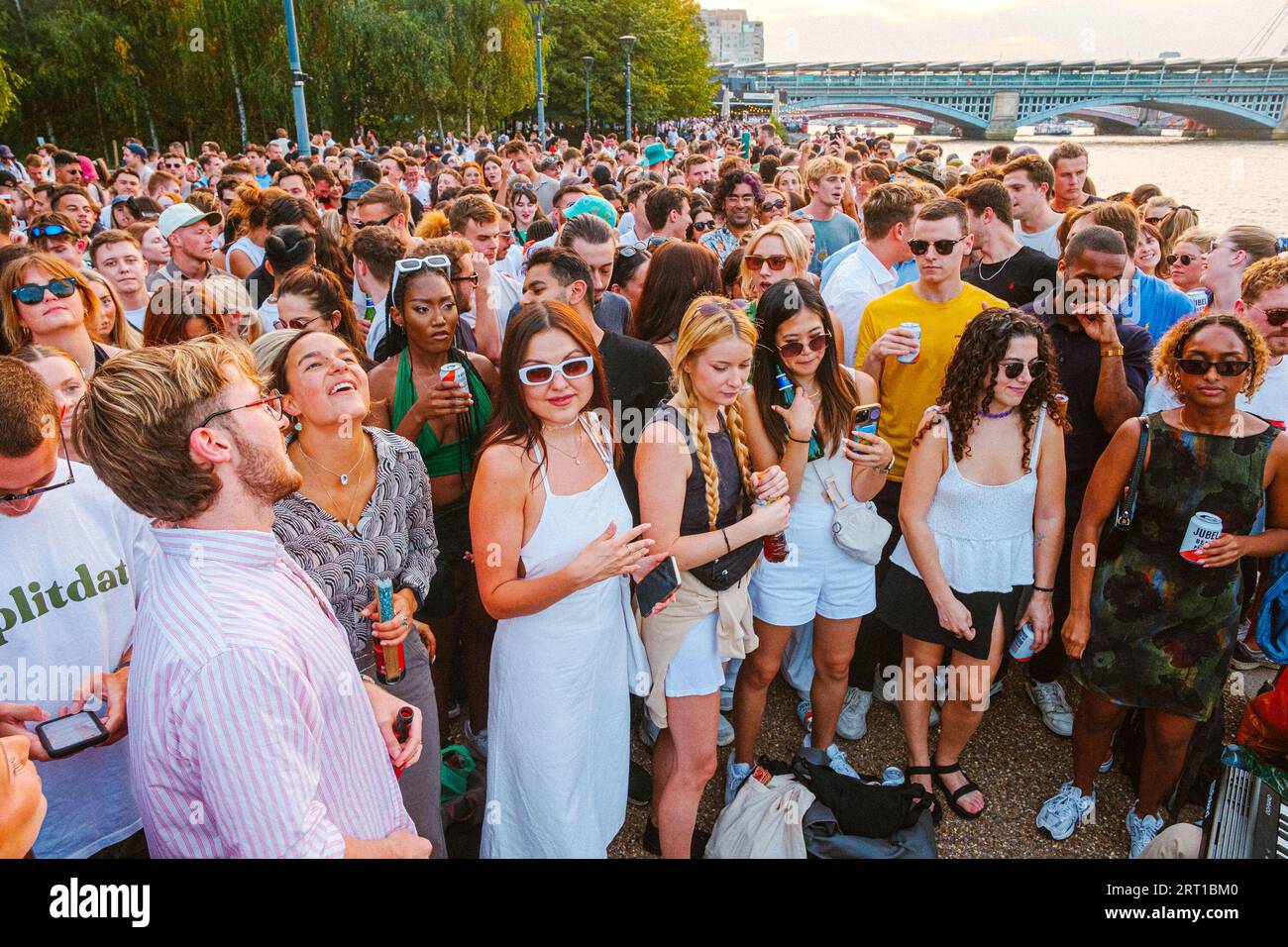 London Dj Duo, Joy Anonymous, hosted a spontaneous set outside Tate ...