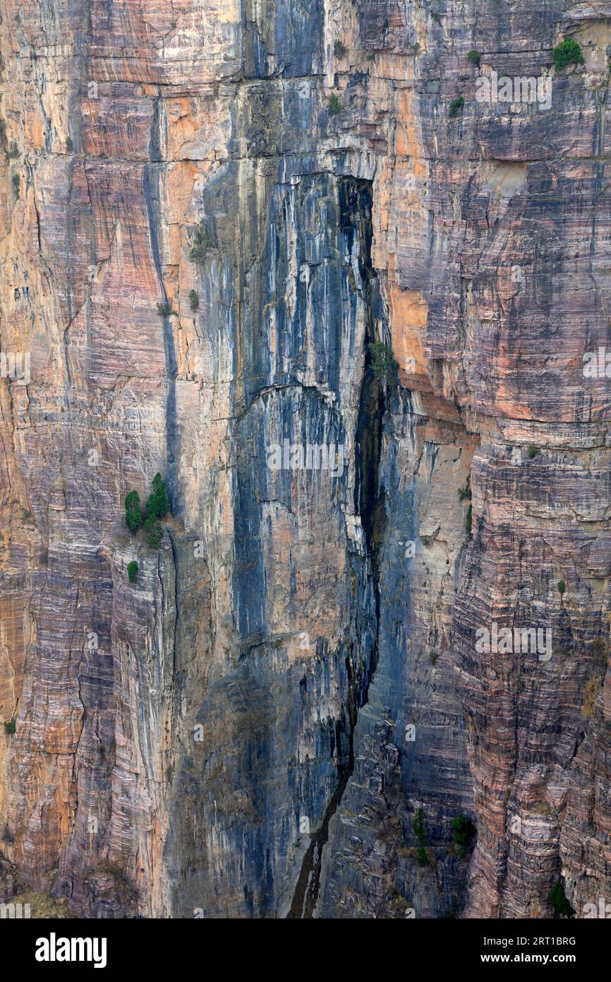 Sheer precipice and overhanging rocks rock texture Stock Photo - Alamy