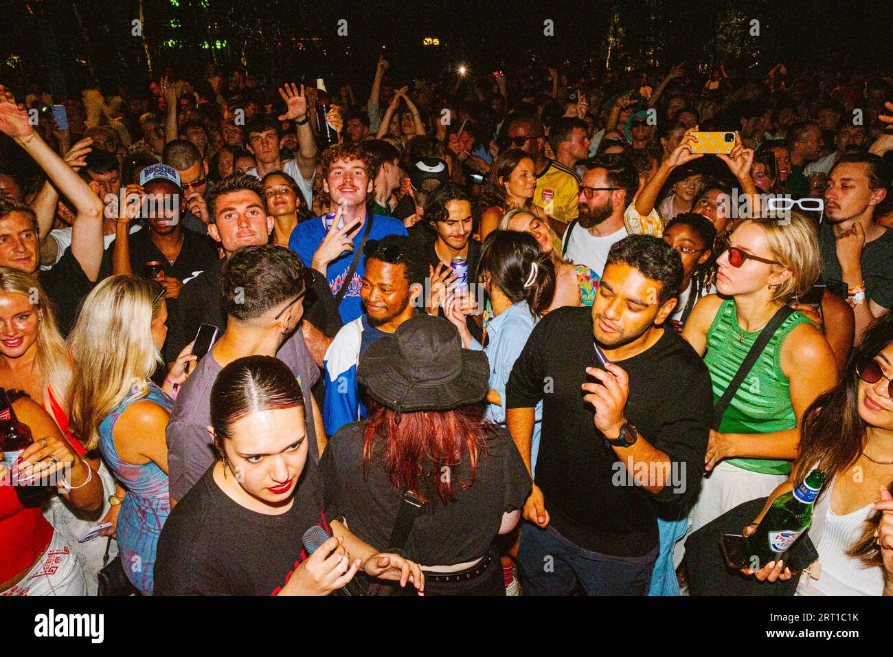 London Dj Duo, Joy Anonymous, hosted a spontaneous set outside Tate ...