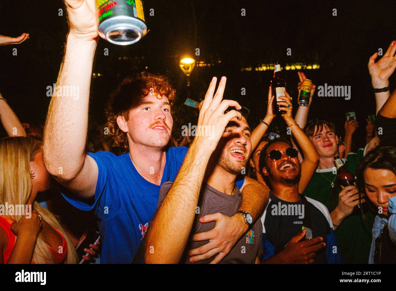 London Dj Duo, Joy Anonymous, hosted a spontaneous set outside Tate ...
