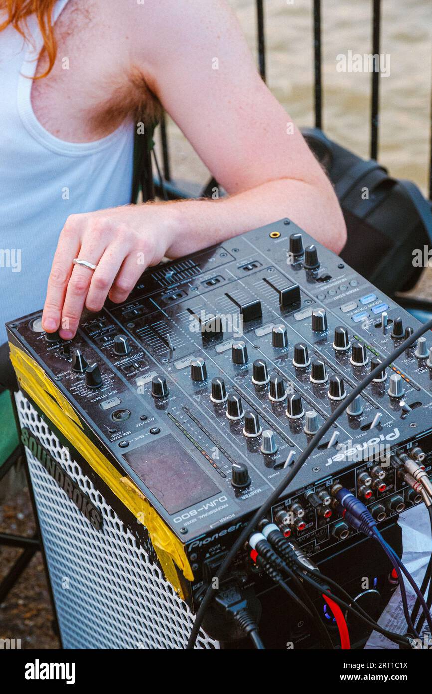 London Dj Duo, Joy Anonymous, hosted a spontaneous set outside Tate ...