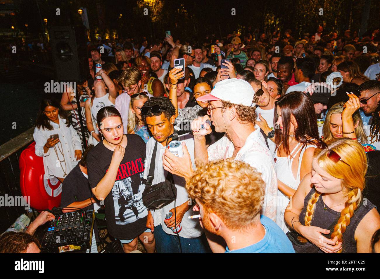 London Dj Duo, Joy Anonymous, hosted a spontaneous set outside Tate ...