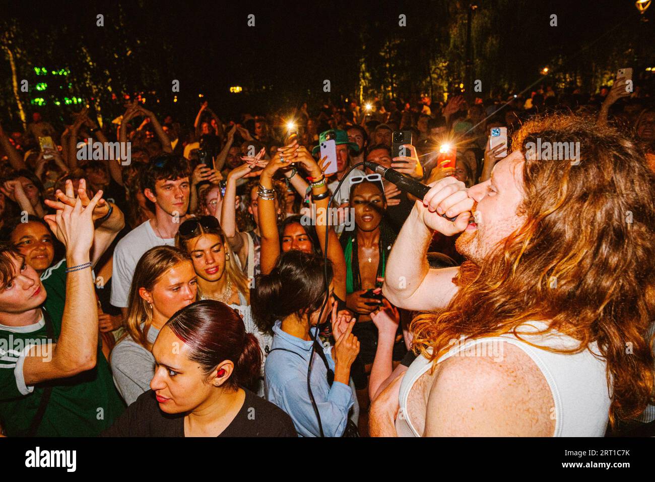 London Dj Duo, Joy Anonymous, hosted a spontaneous set outside Tate ...