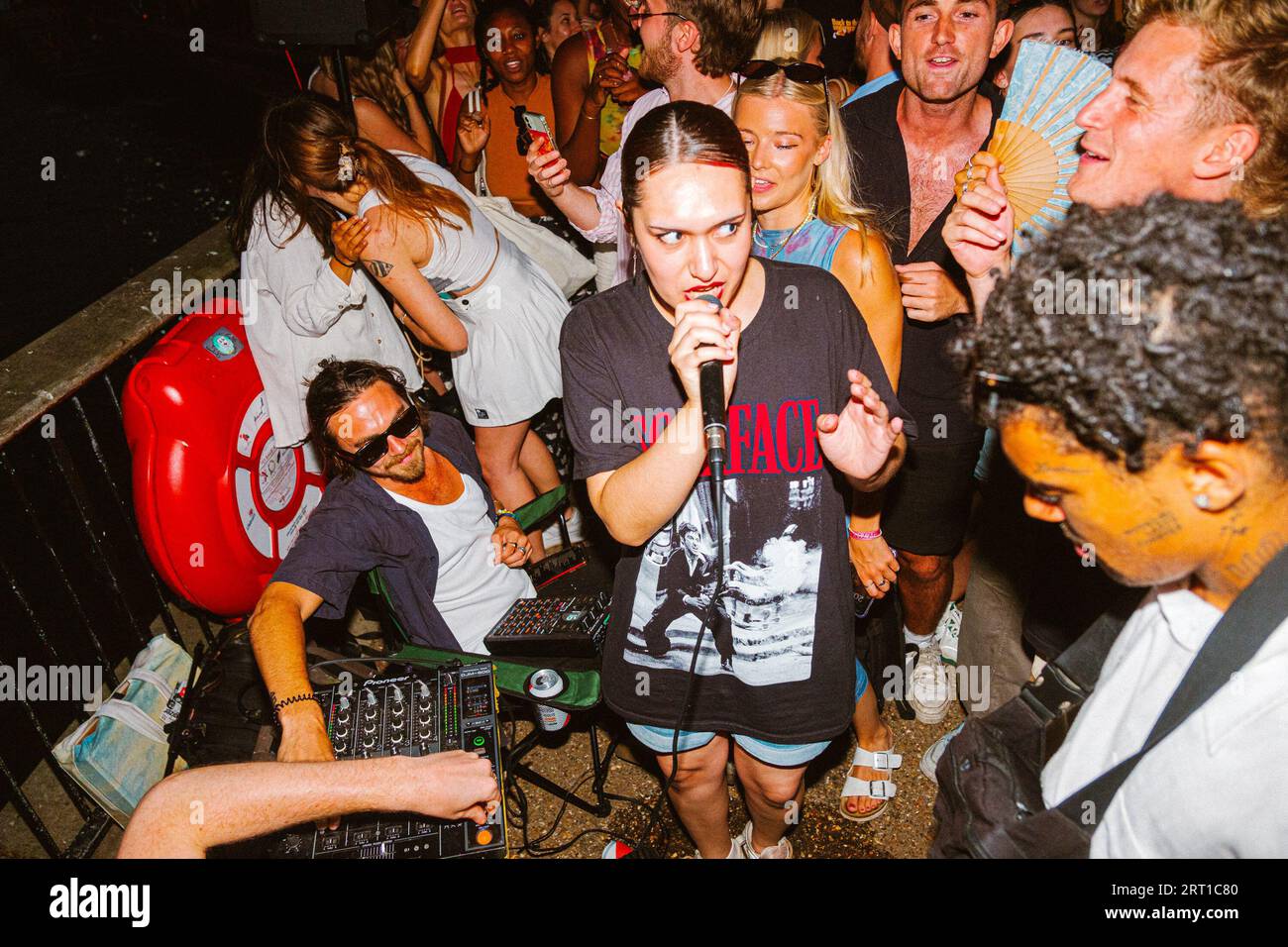 London Dj Duo, Joy Anonymous, hosted a spontaneous set outside Tate ...