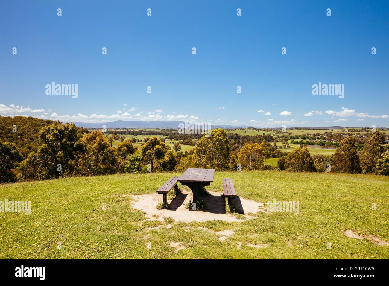 Mount Lofty Circuit Walk in Warrandyte State Park on a hot spring day ...