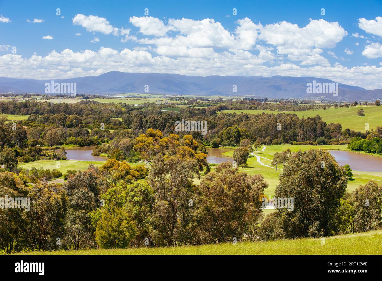 Mount Lofty Circuit Walk in Warrandyte State Park on a hot spring day ...