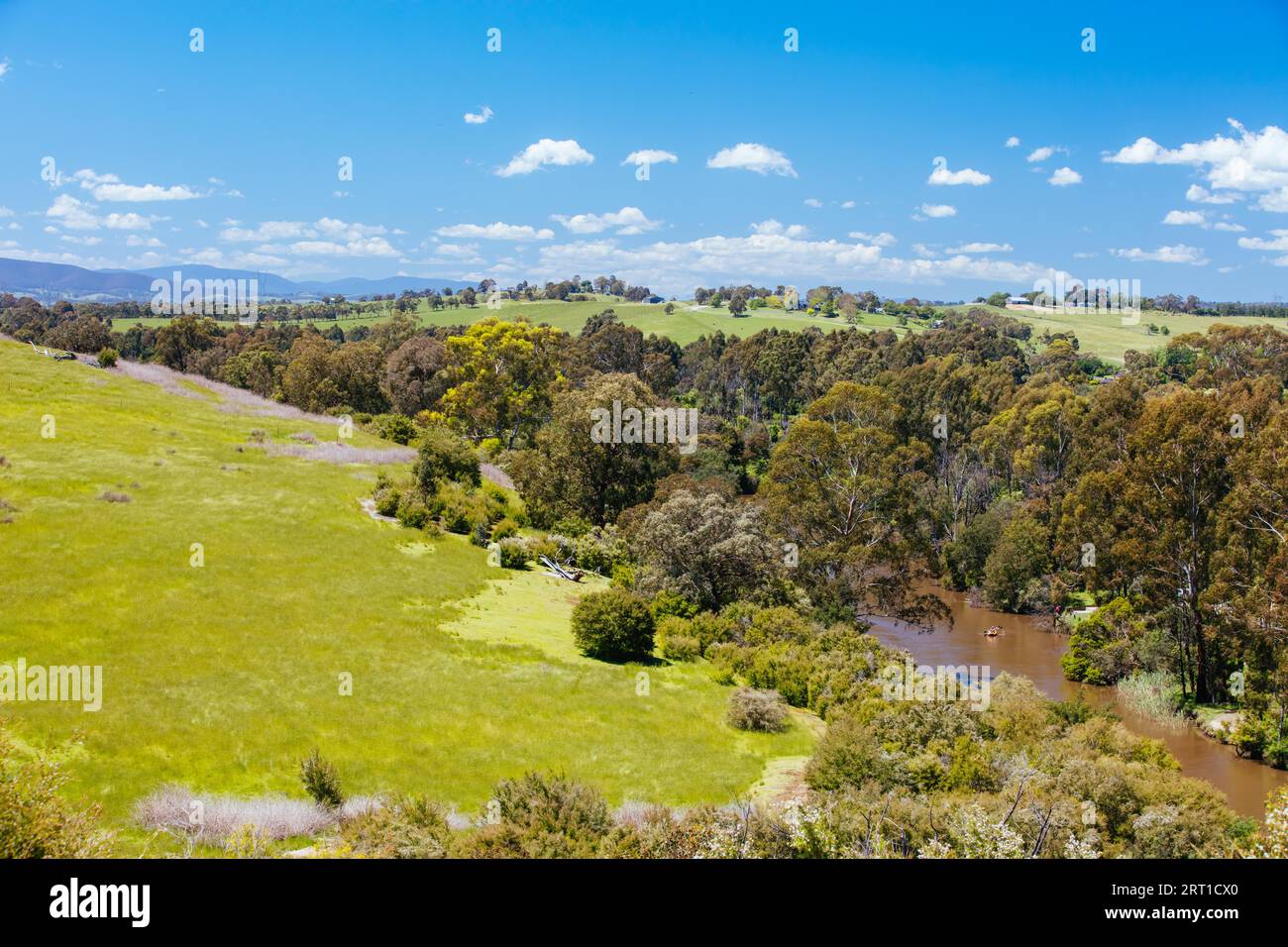 Mount Lofty Circuit Walk in Warrandyte State Park on a hot spring day ...