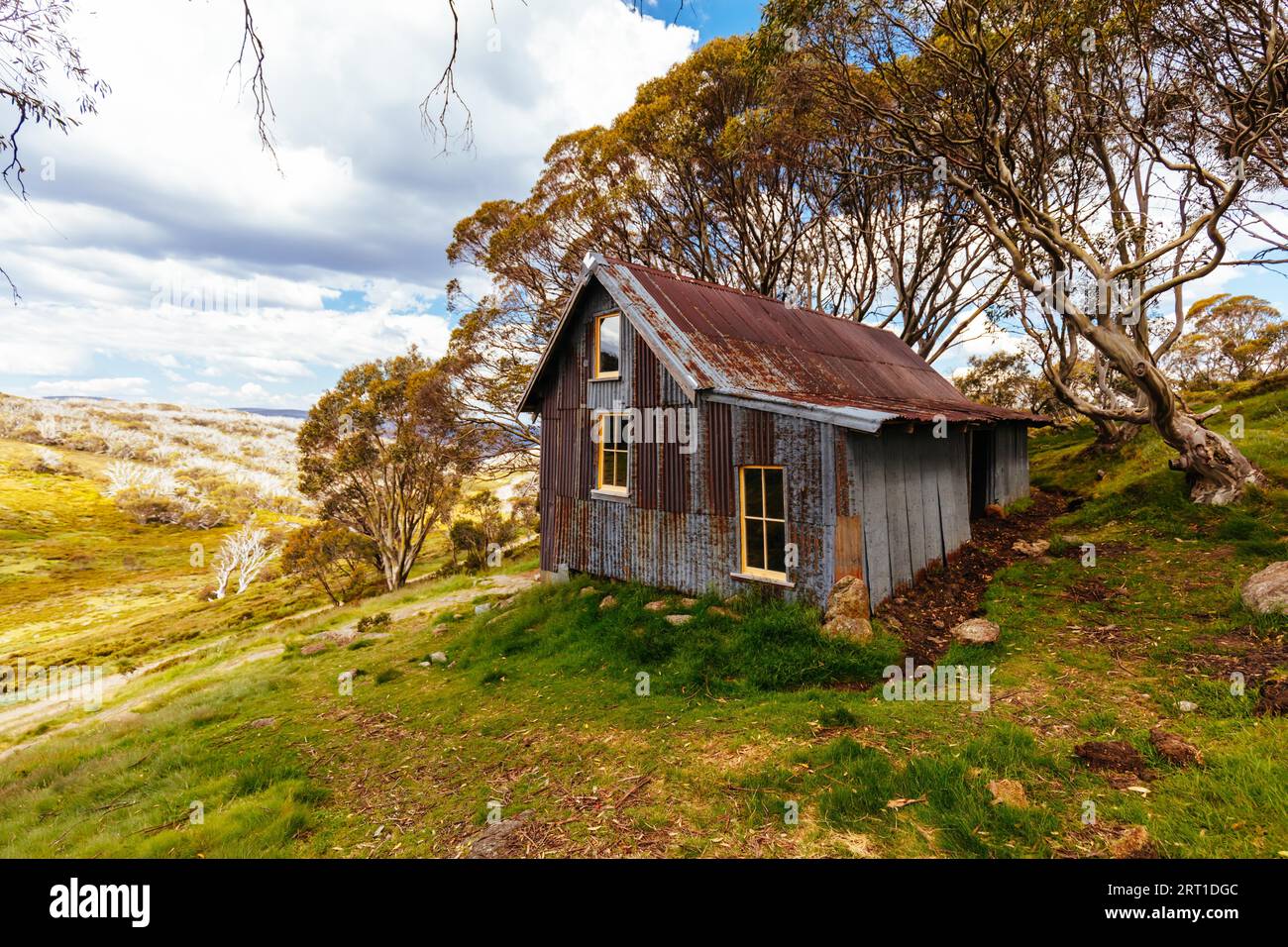 Landscape scenery and Cope Hut on Wallaces Heritage Trail on a hot ...
