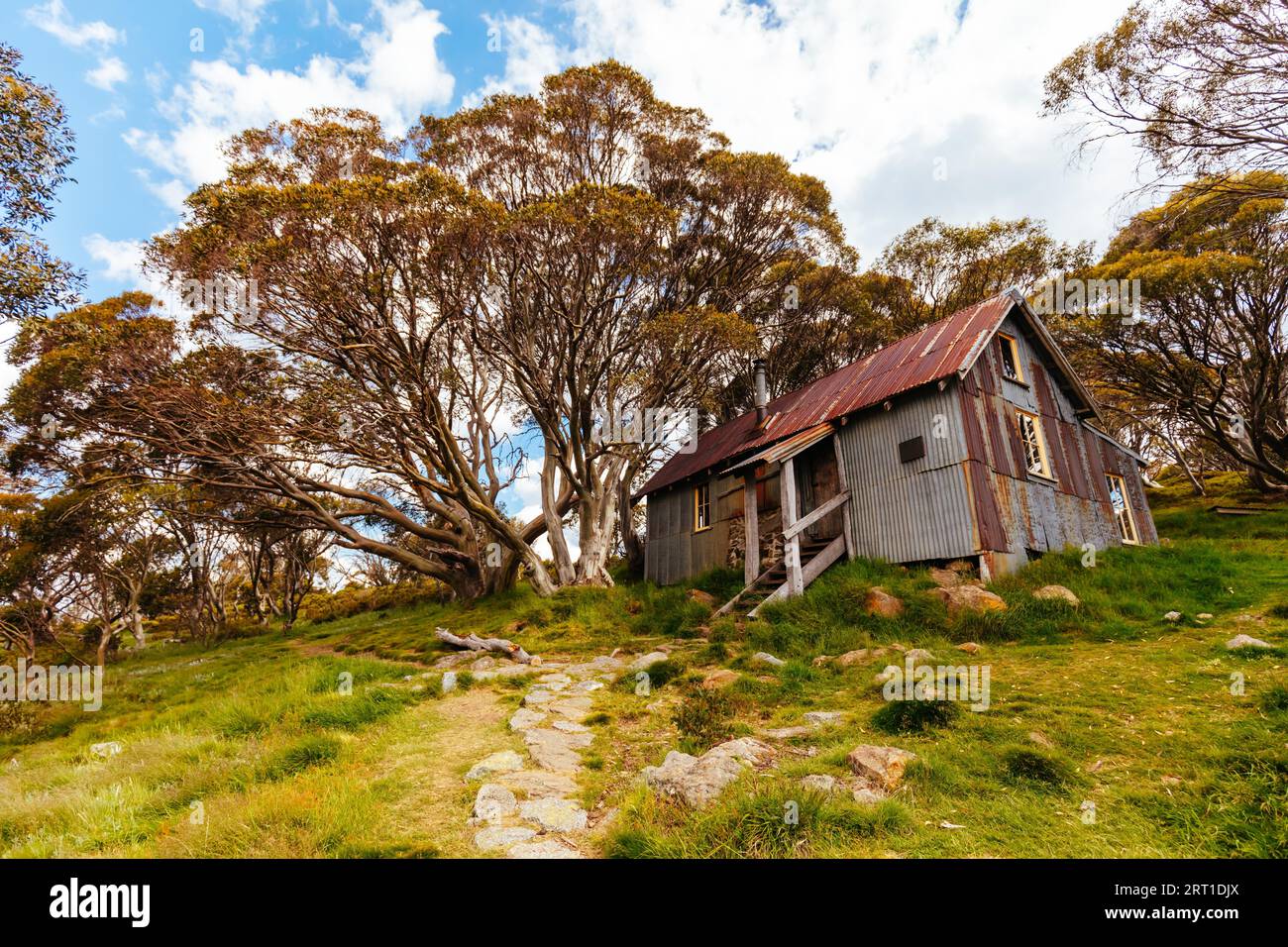 Landscape scenery and Cope Hut on Wallaces Heritage Trail on a hot ...